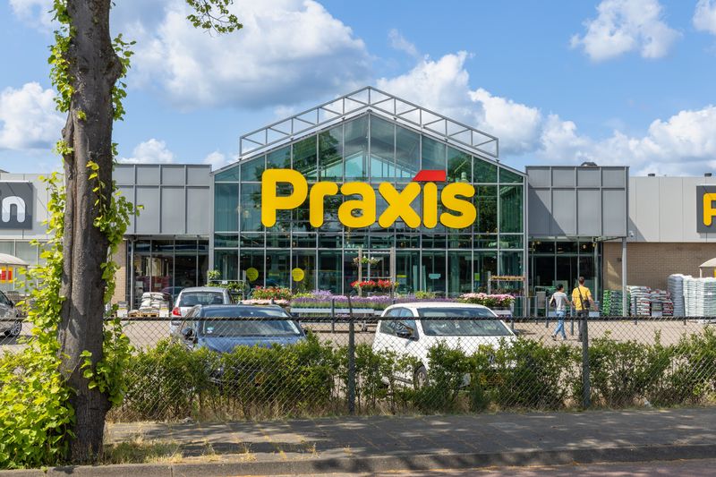 Moederbedrijf Praxis wil enkele winkels verkopen